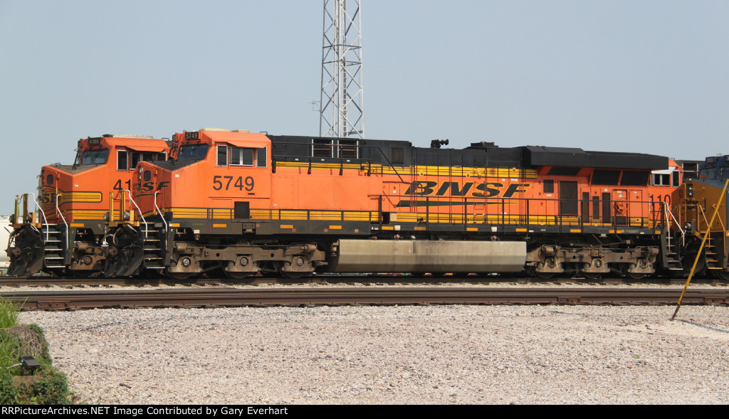 BNSF 5749 & 4186